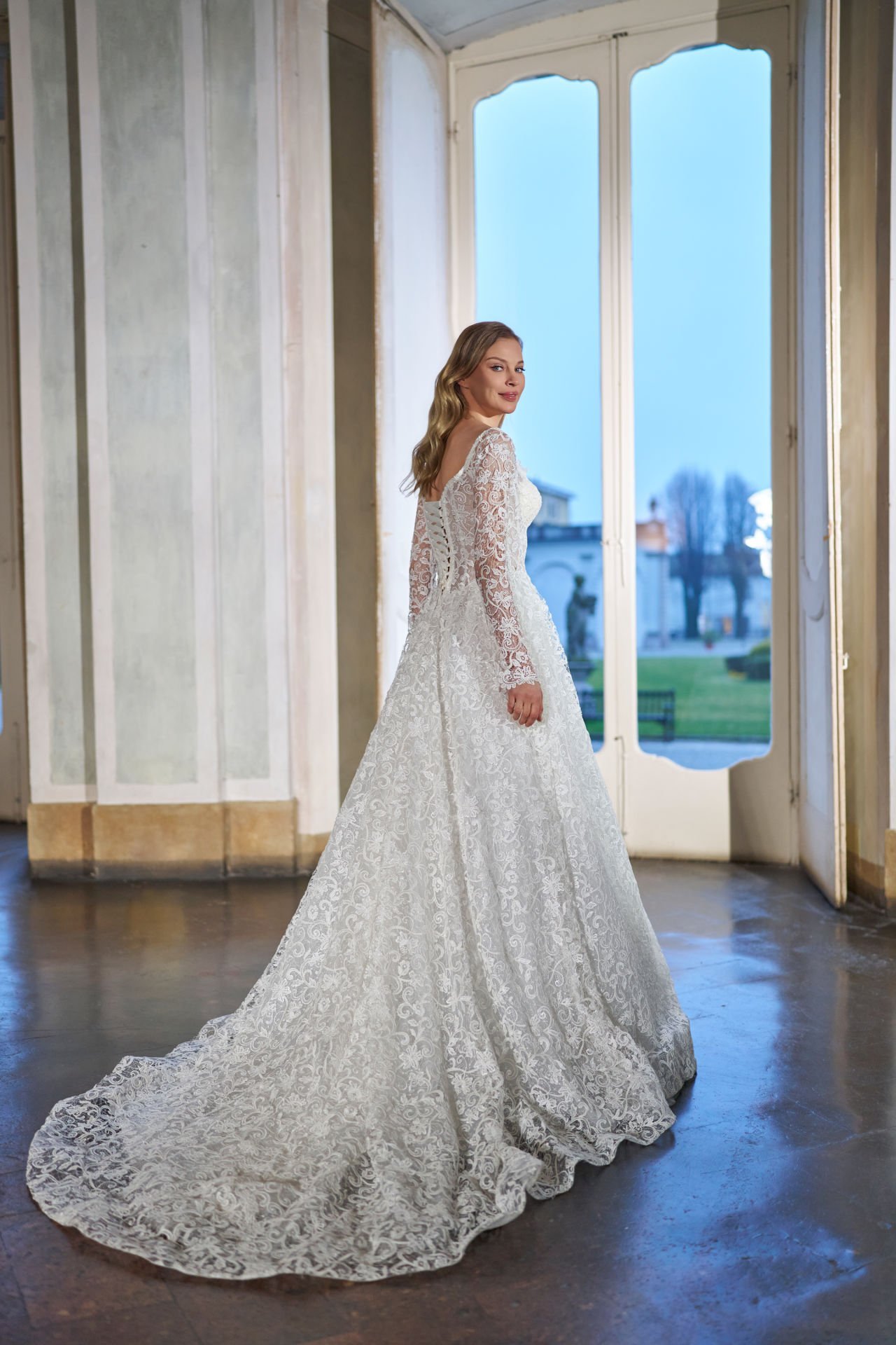 Korse ve Yarı Transparan Bedenli, Uzun Kollu Güpür Dantelli Vintage ...