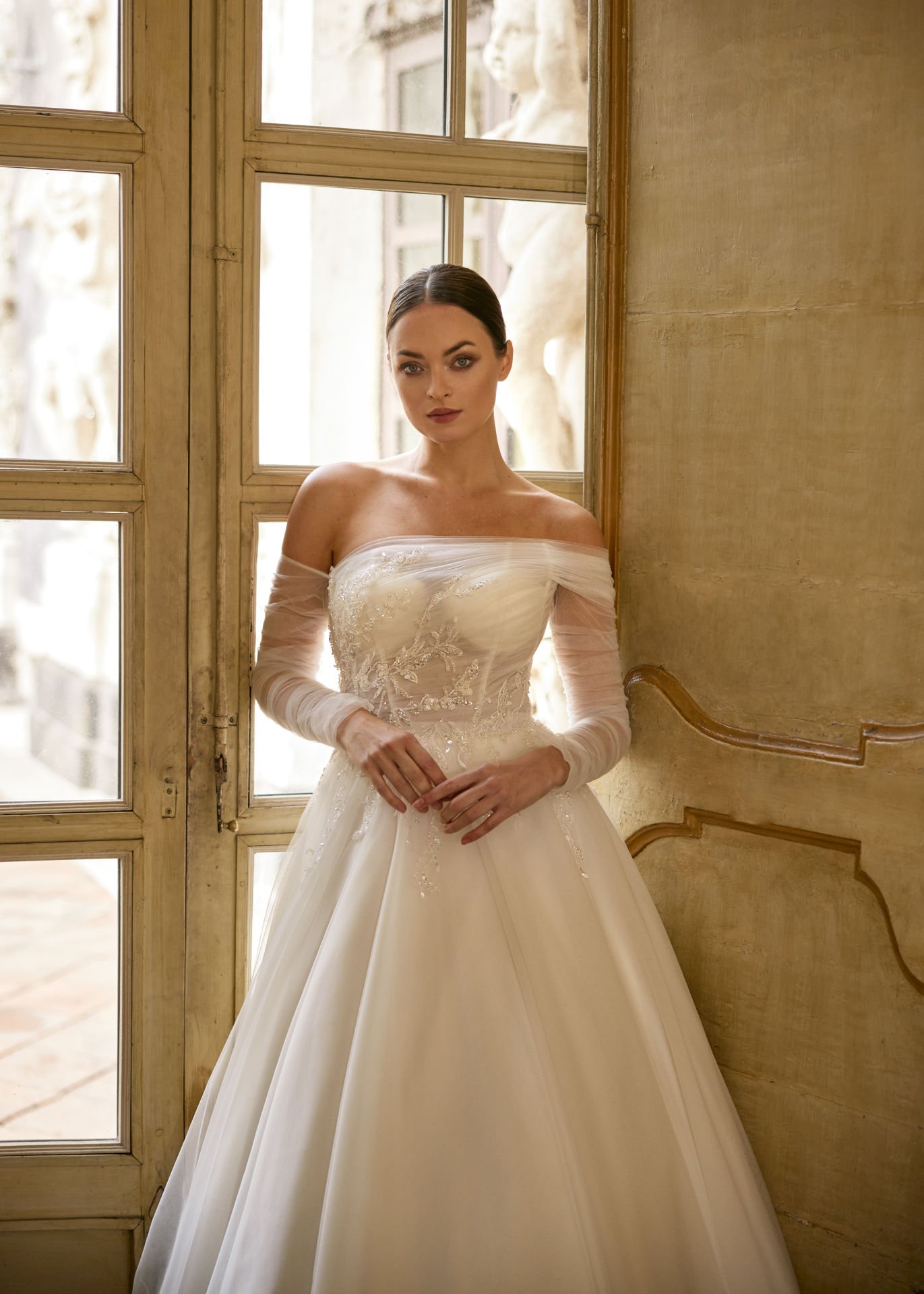 Wedding dress model with symmetrical neckline, tulle skirt, guipure and ...