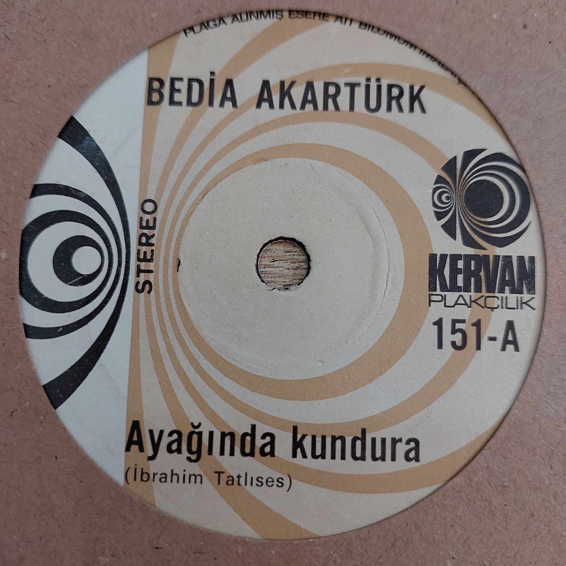 BEDİA AKARTÜRK - AYAĞINDA KUNDURA 45LİK PLAK BEDİA AKARTÜRK - AYAĞINDA KUNDURA 45LİK PLAK