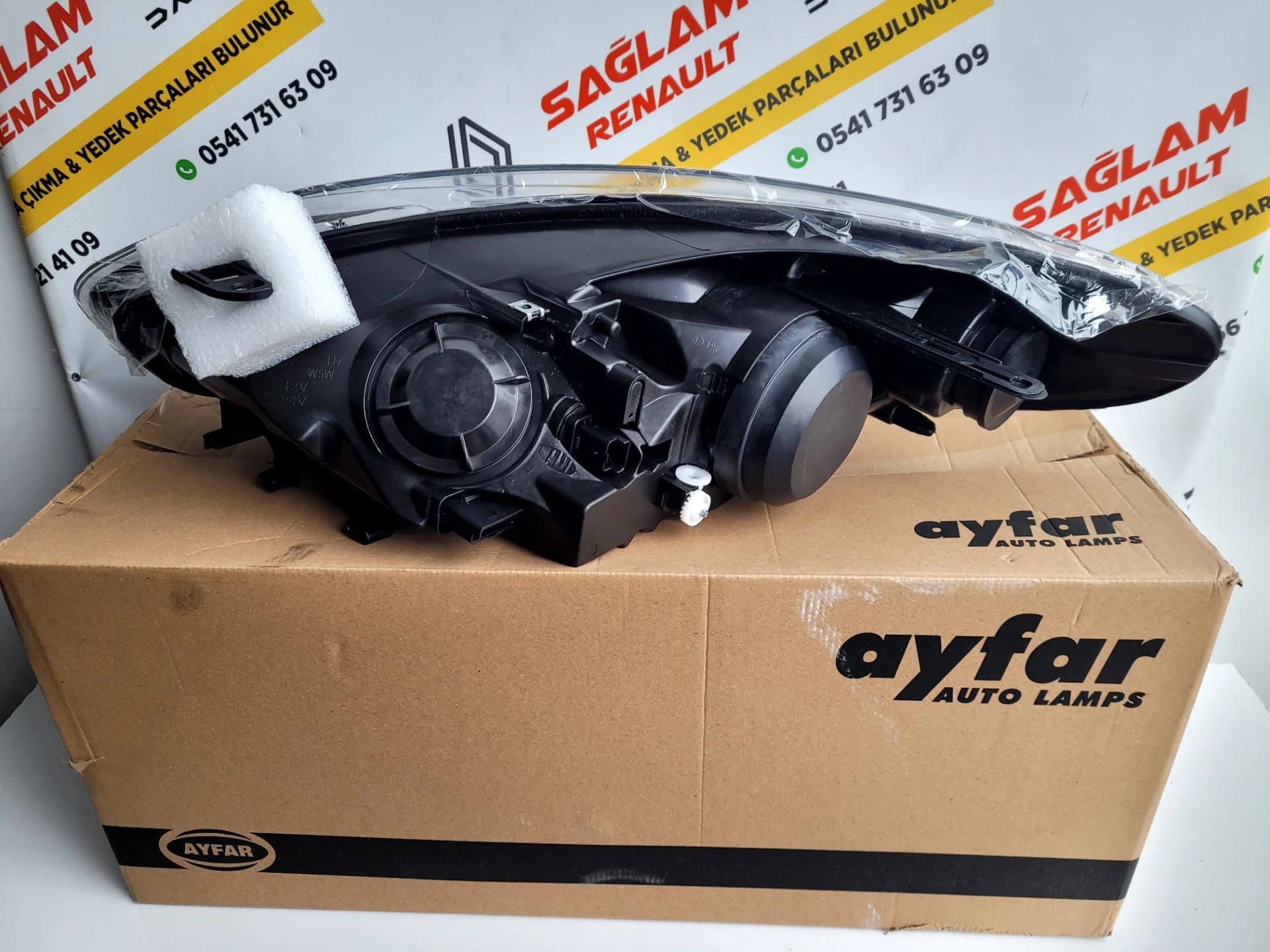 Fluence Sıfır Mercekli İçi Siyah Sağ Far 260101331R - Ayfar