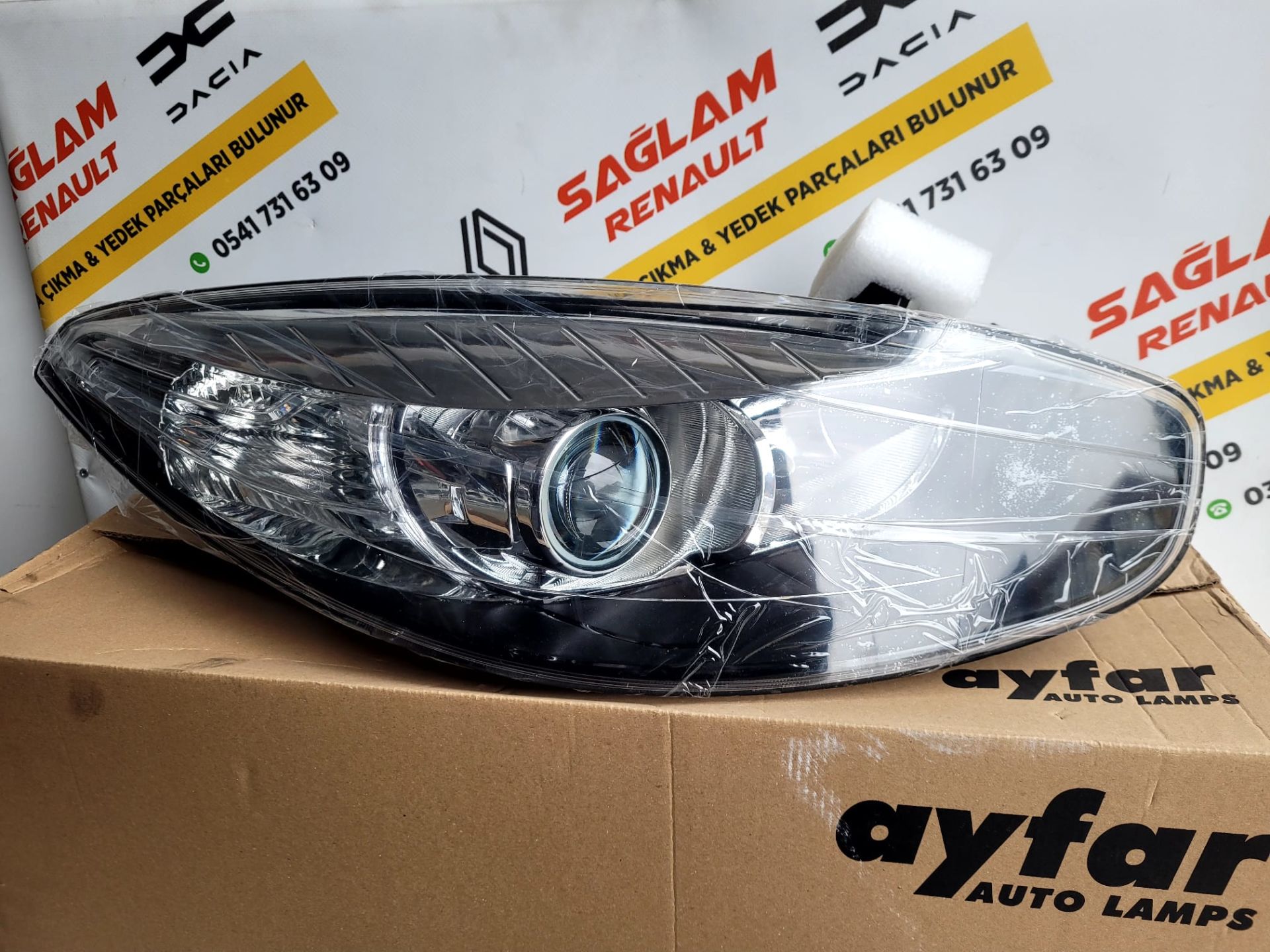 Fluence Sıfır Mercekli İçi Siyah Sağ Far 260101331R - Ayfar