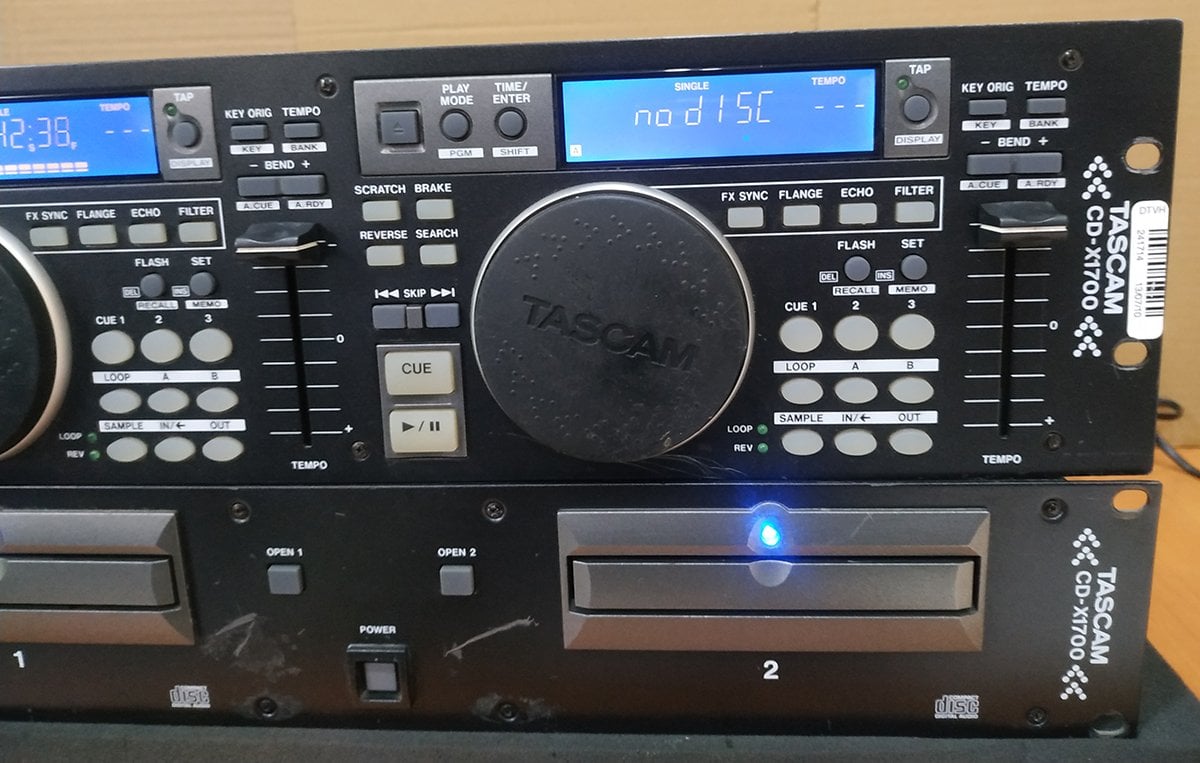 2.EL TASCAM CD-X1700