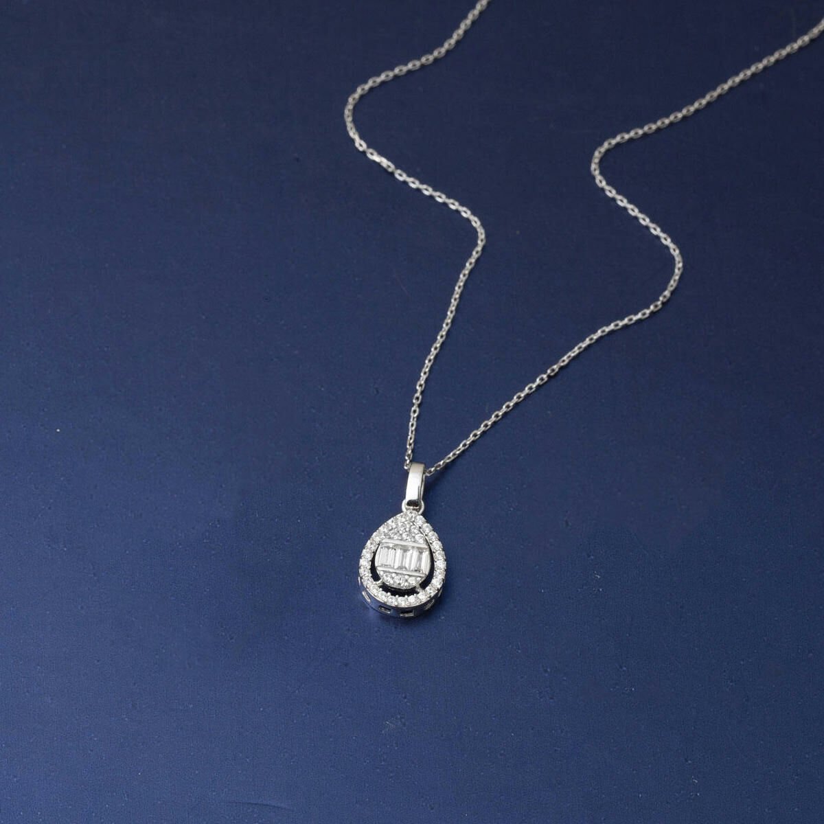 14 Ayar Damla Model Baget Beyaz Altın Kolye ｜ Bilezikci Baget Taşlı Kolye